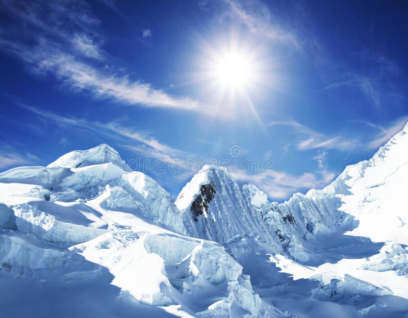 Montagna innevata immagine stock. Immagine di sole, successo - 6564747