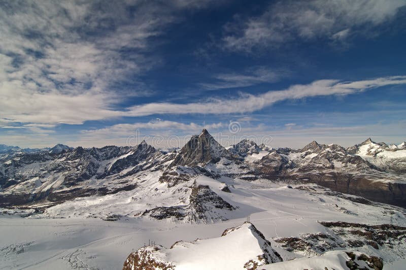 Montagne alpine immagine stock. Immagine di colore, francia - 17957835