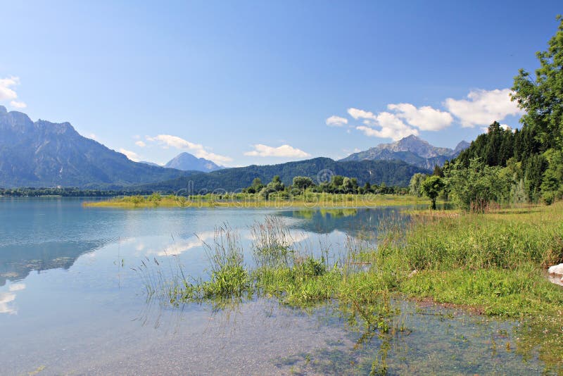 Montagne Che Si Rispecchiano Nel Lago Forggensee Fotografia Stock ...