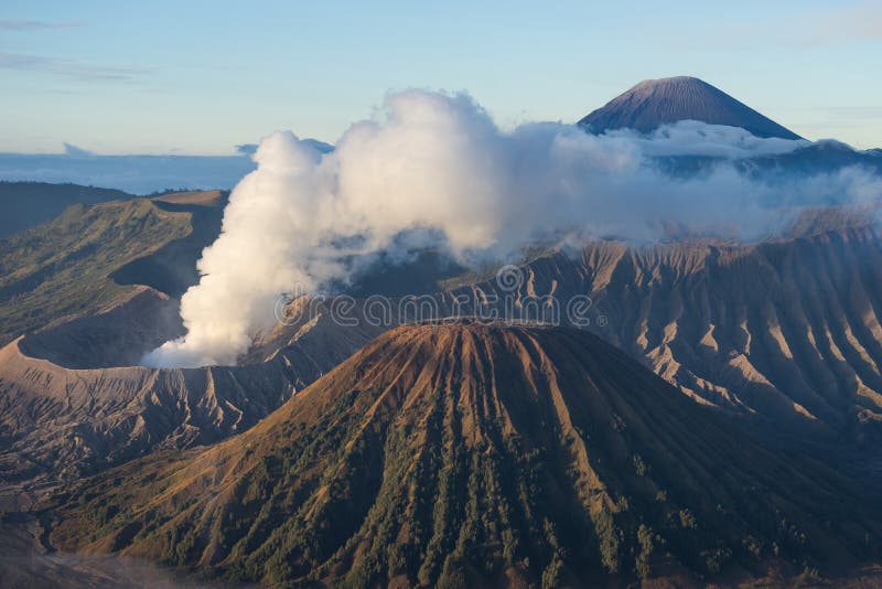 Paysage De Montagne De Volcan Actif De Bromo Au Lever De Soleil, Java ...