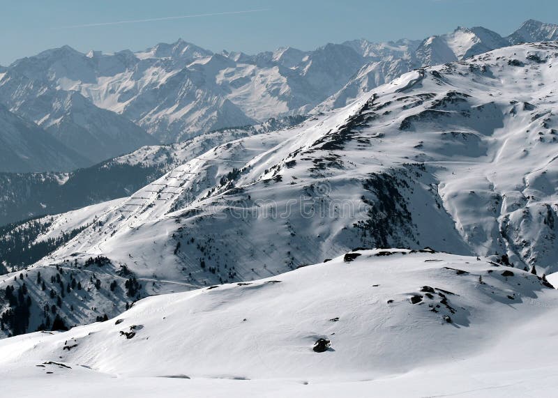 Montagne della neve immagine stock. Immagine di cielo - 2115809