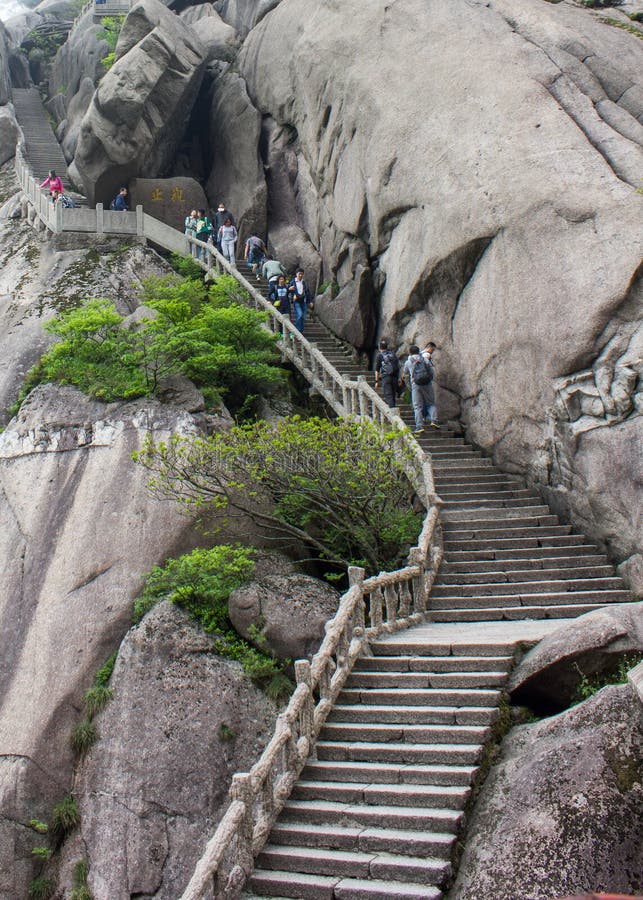 Montagne Jaune - Huangshan, Chine Photo éditorial - Image du touristes ...