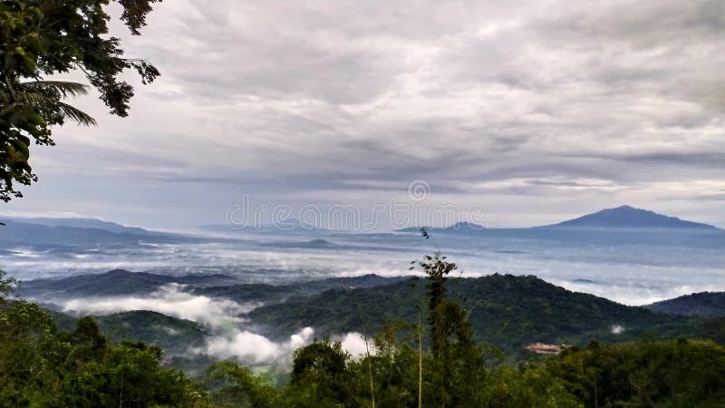 Montagne Merapi Du Centre De Java Image stock - Image du arbre, côte ...