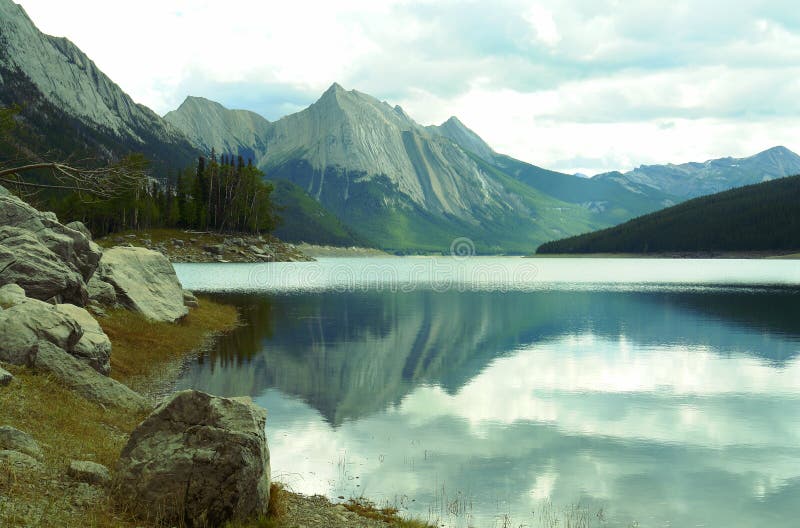 Montagnes rocheuses photo stock. Image du nature, calme - 3078028