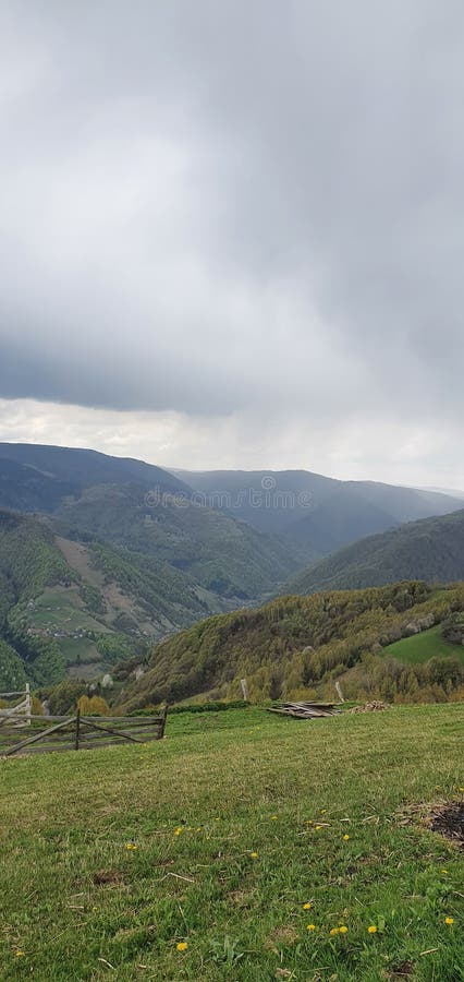 Montanhas Apuseni Veem Da Aldeia Marisel Foto de Stock - Imagem de ...