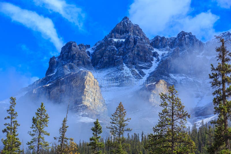 Montanhas De Montanhas Rochosas Do Canadense, Alberta, Canadá Imagem de ...