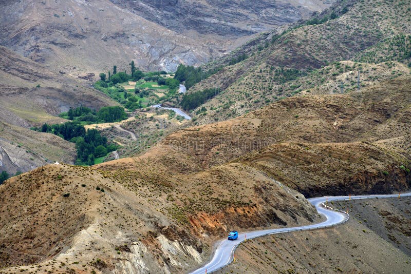 Aldeia Nas Montanhas Do Atlas Foto de Stock - Imagem de marrocos, vale ...