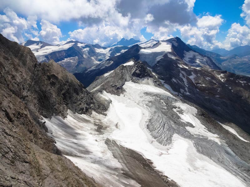 Montanhas dos alpes imagem de stock. Imagem de vista - 72122779
