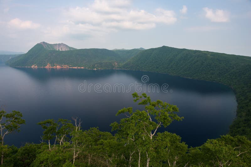 Monte Kamui Y El Lago Azul Claro Hermoso Mashu Imagen de archivo ...