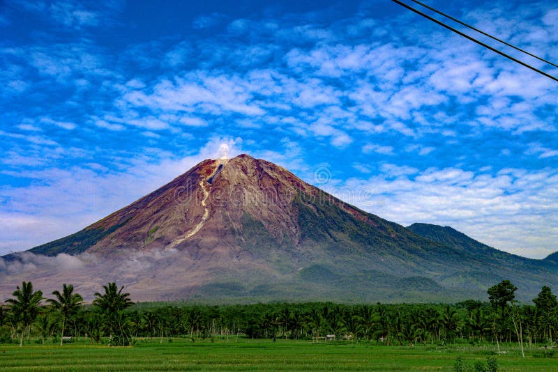 Monte Semeru O Un Volcán Cónico En El Este De Java Indonesia. Monte Semeru Es La Montaña Más ...