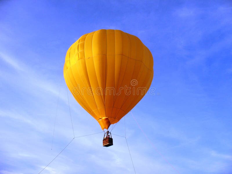 Montez en ballon le jaune photo stock. Image du atmosphère - 6671682