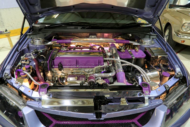 Voiture Avec Le Capot Ouvert Photos Stock - Téléchargez 1,687 Photos ...