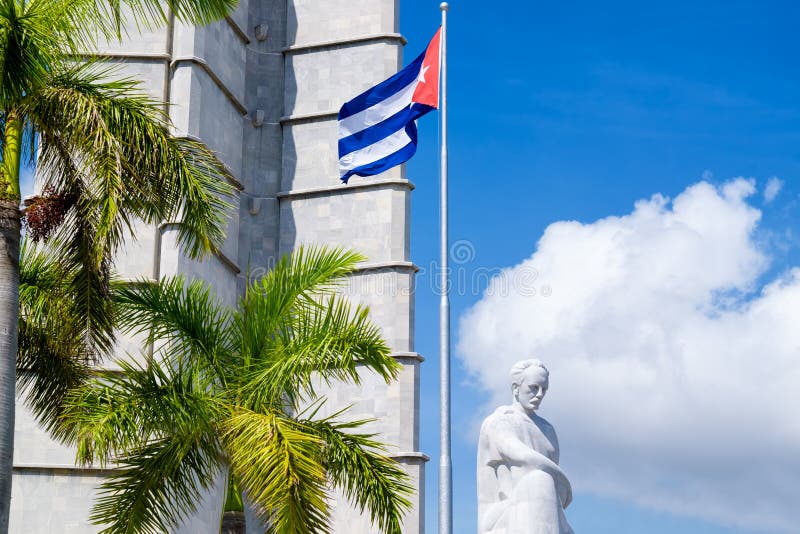 Monument and Cuban Flag at the Revolution Square in Havana Editorial ...