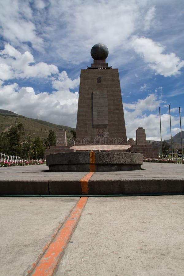 Milieu Du Monument Equateur Du Monde. Image stock - Image du ciel ...