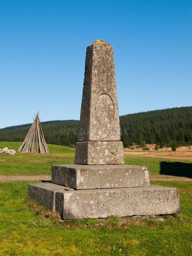 Monument En Pierre De Pyramide Photo stock - Image du pierre, herbe ...