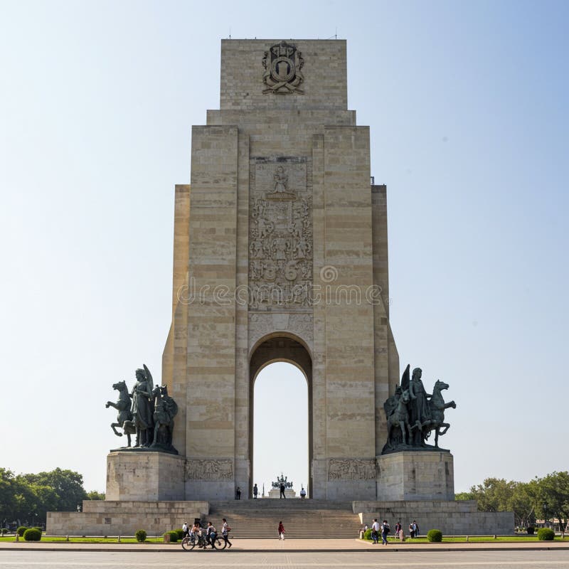 Monument in Mexico City Featuring a Tall, Rectangular Stone Structure ...