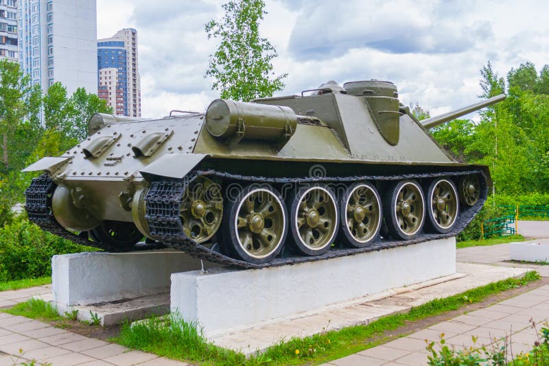 Monument of old tank editorial photo. Image of green - 99093546