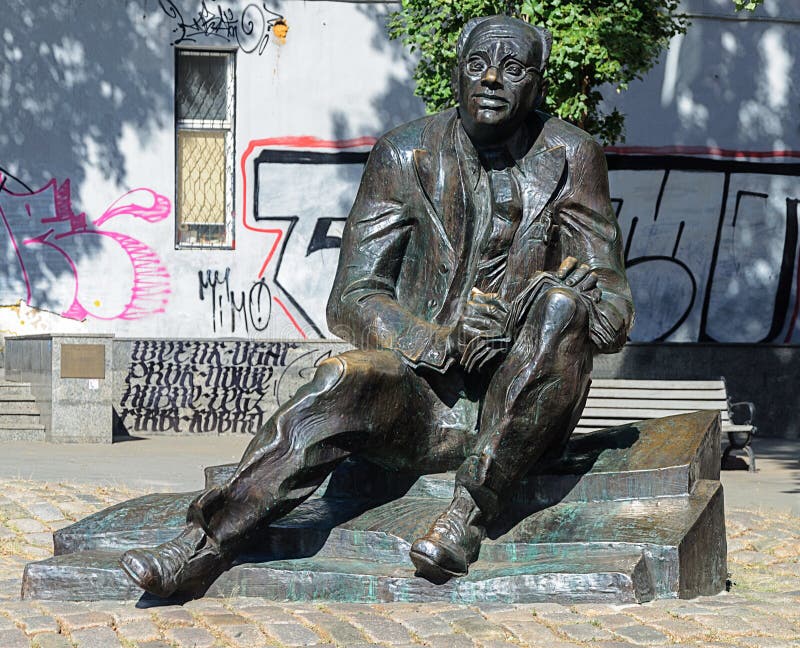 Monument över Den Judiska Ryske Författaren Och Skådespelerskan Isaac ...