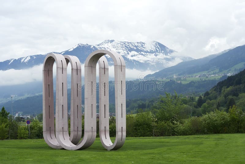 Monumento abstracto imagen de archivo editorial. Imagen de austeridad ...