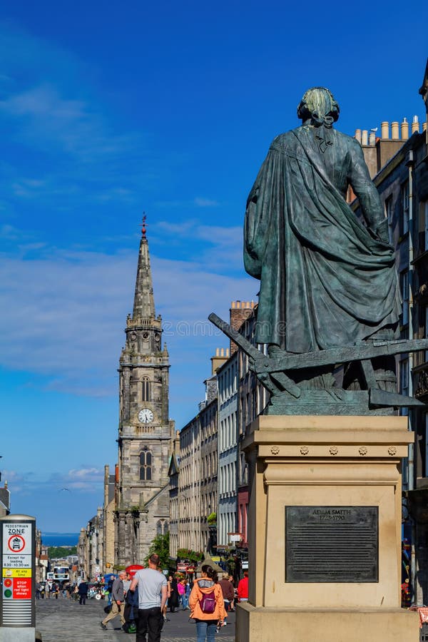 Monumento Adam Smith Ao Centro De Edinburgh Fotografia Editorial ...