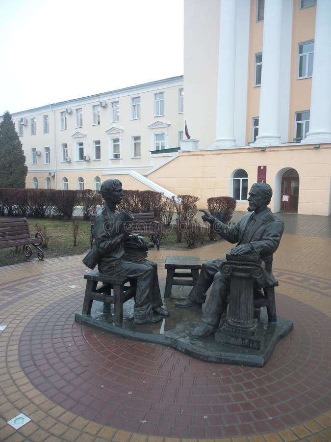 Monumento Cerca De La Terminal De Salida Del Aeropuerto De Keflavik En ...