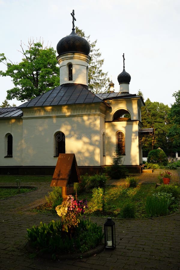 Monumento de Alexander Men imagen editorial. Imagen de iglesia - 122797810