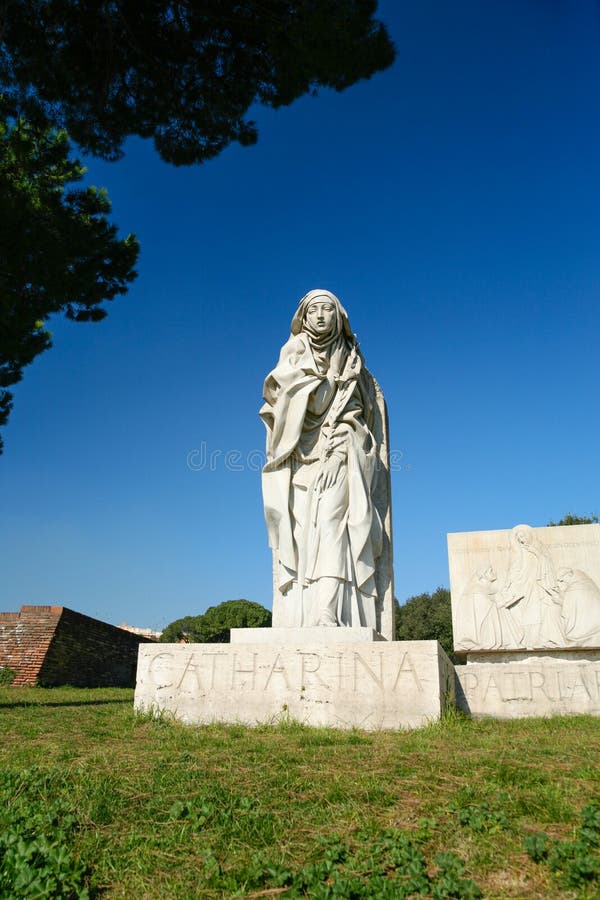 Monumento De Catherine Da Siena En Roma Imagen de archivo - Imagen de ...