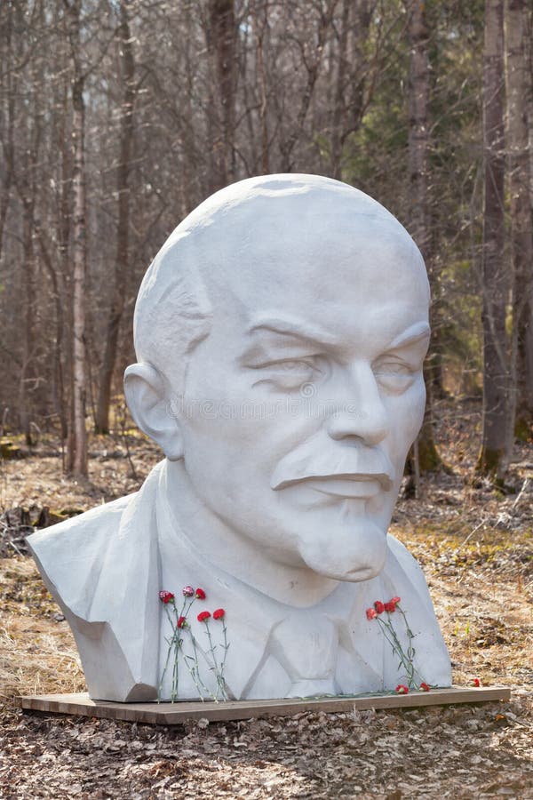 Monumento De Lenin En El Parque De Lago Razliv Foto editorial - Imagen ...
