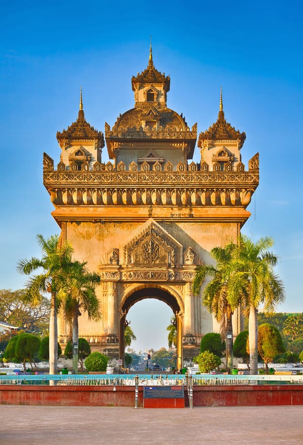 Monumento De Patuxay Em Vientiane, Laos Foto de Stock - Imagem de arte ...
