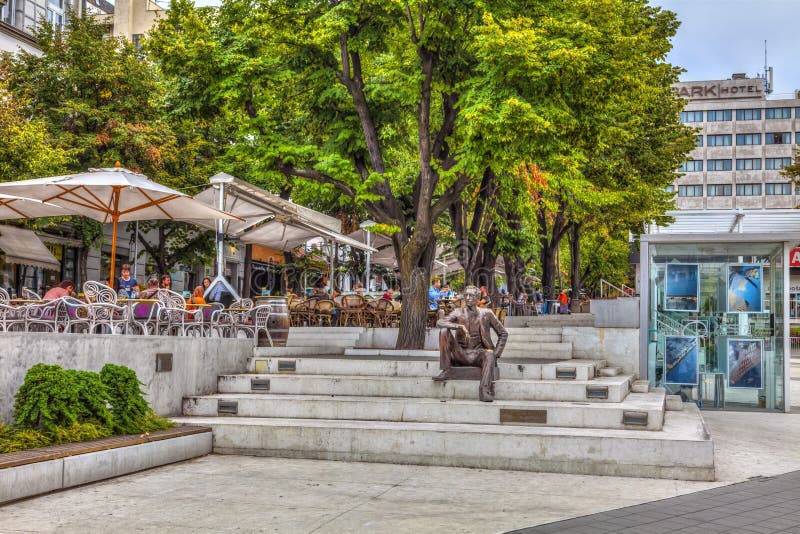 Monumento de Pekic imagen editorial. Imagen de lifestyles - 100359830