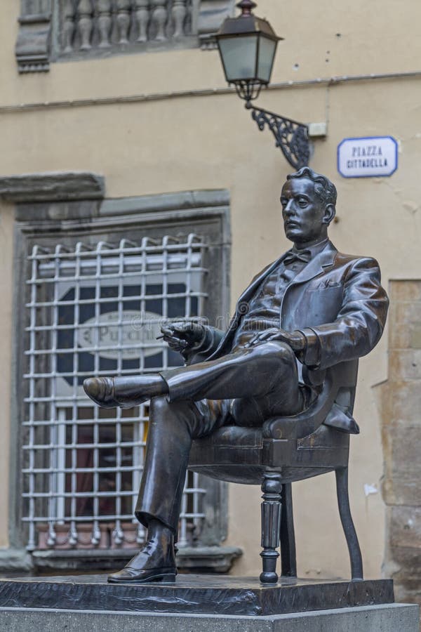 Estatua de Giacomo Puccini foto de archivo. Imagen de vito - 36365338