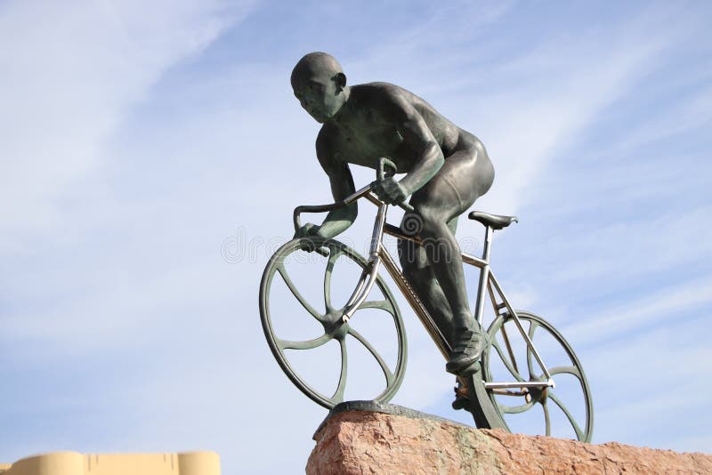 Monumento Dedicado Al Gran Ciclista Marco Pantani Fotografía editorial ... Monumento Dedicado Al Gran Ciclista Marco Pantani Fotografía editorial ...