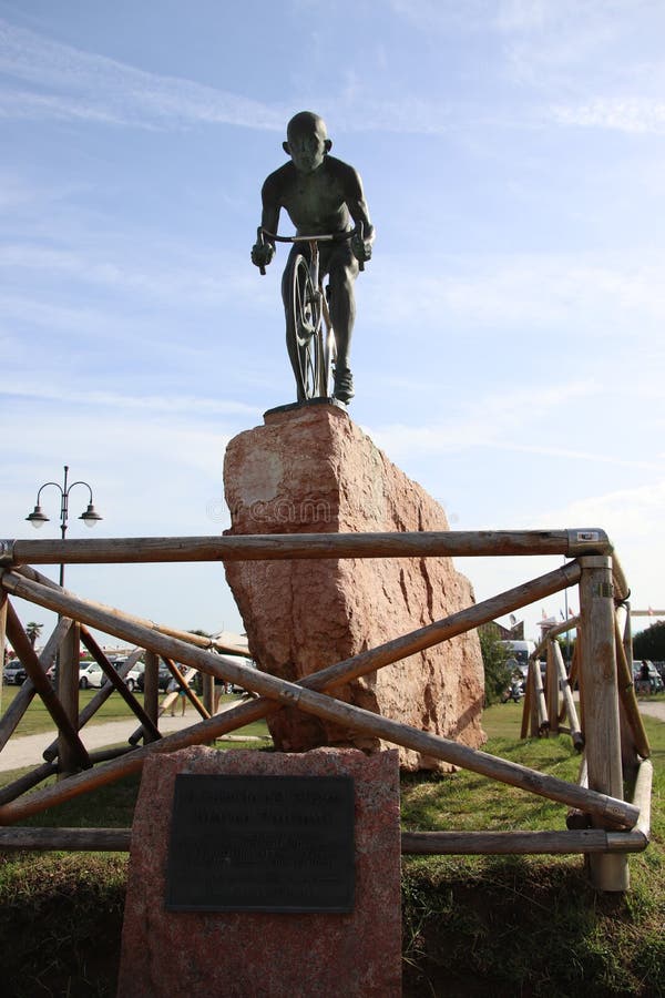 Monumento Dedicado Al Gran Ciclista Marco Pantani Imagen de archivo ... Monumento Dedicado Al Gran Ciclista Marco Pantani Imagen de archivo ...