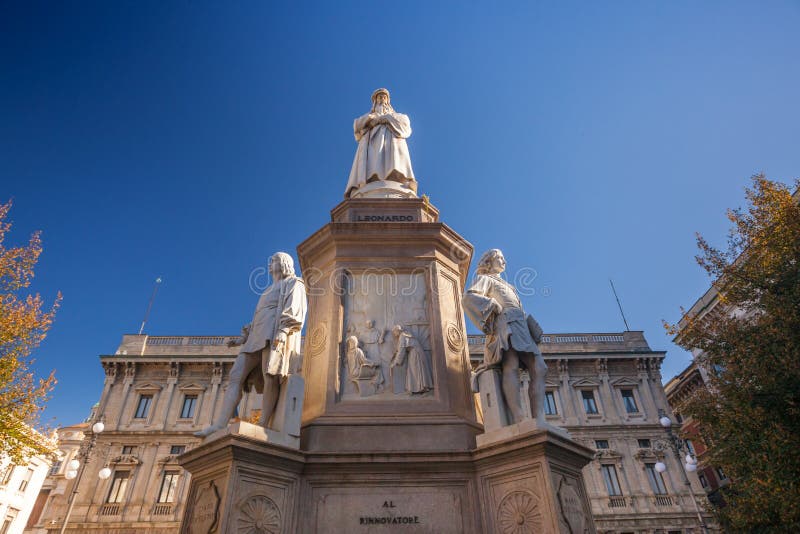 Monumento Di Leonardo Da Vinci Sulla Piazza Della Scala Di Milano ...