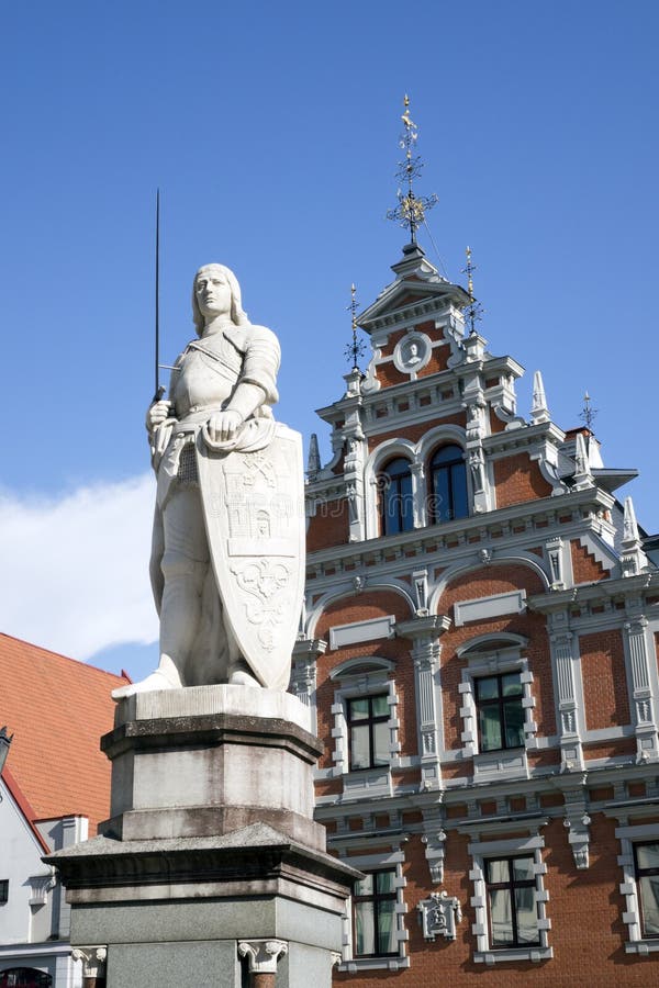 Monumento a St Roland En La Plaza Central De Riga, Letonia Imagen de ...