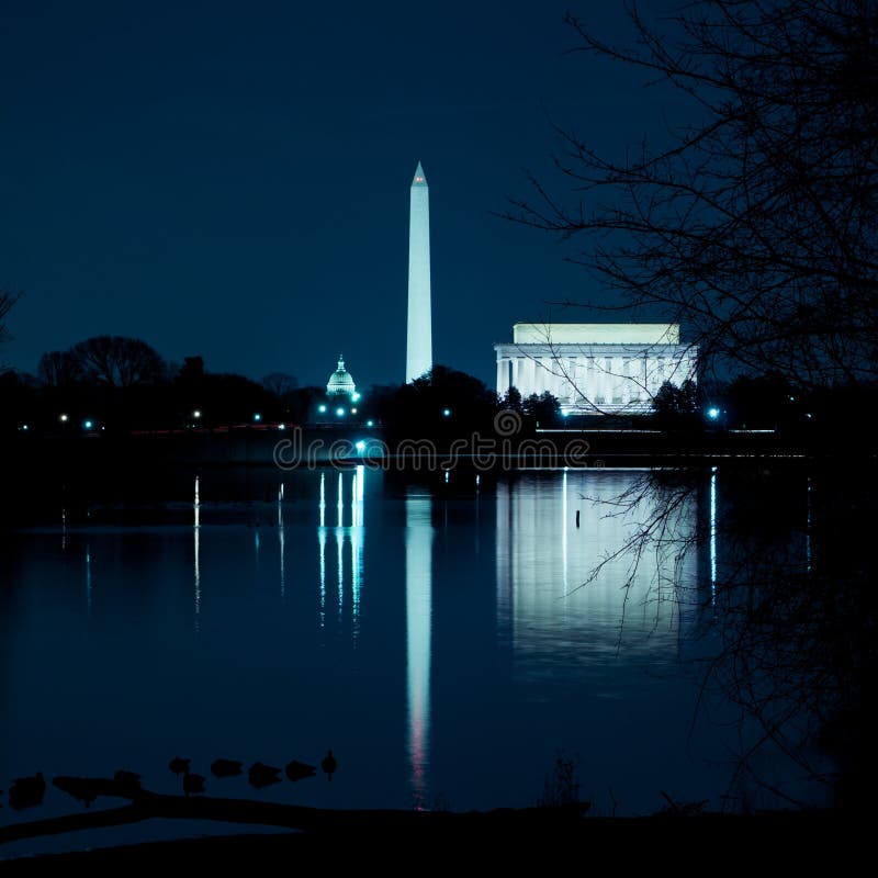 Monumentos Do Washington DC Que Refletem No Rio Potomac Foto de Stock ...