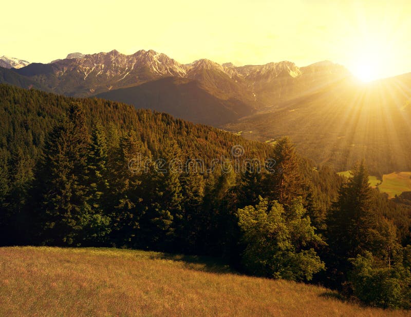Mooi Berglandschap Bij Zonsondergang Stock Afbeelding - Image of ...