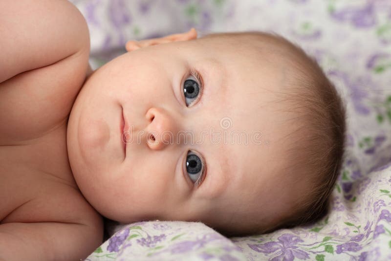 Mooi blij kind stock afbeelding. Image of meisje, gelukkig - 28637601