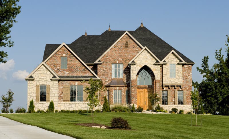 Mooi Huis of Huis stock afbeelding. Afbeelding bestaande uit gras - 6815753