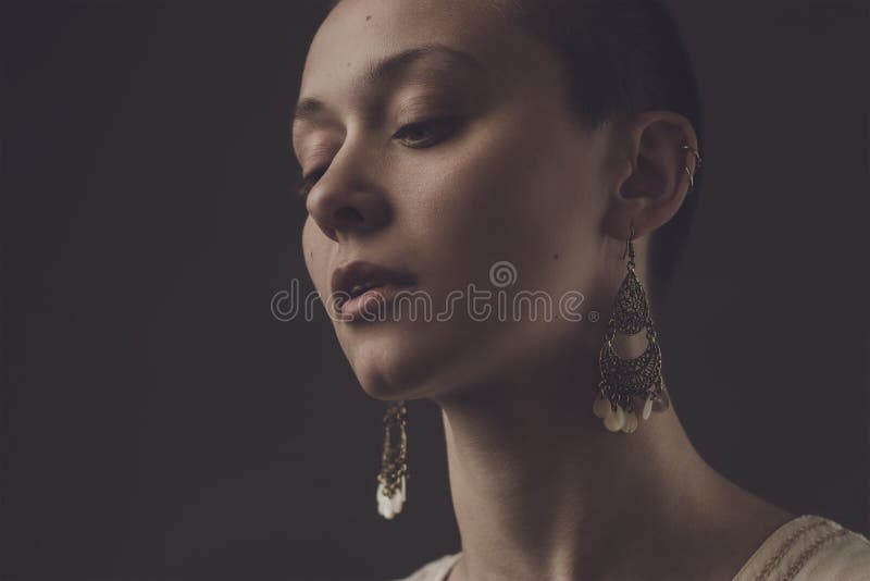 Mooi Kaal Meisje Over Donker Grijs Stock Afbeelding - Image of dame ...