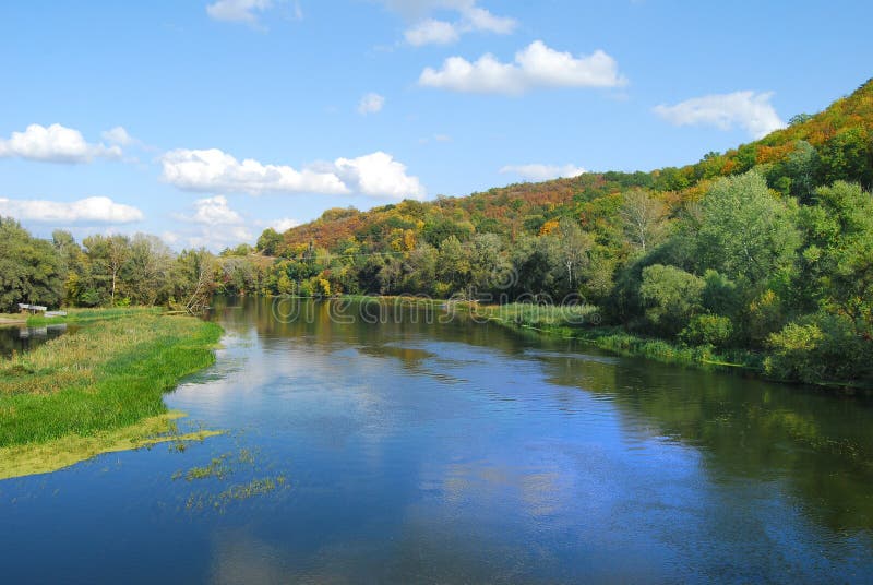 Mooi Landschap Met Een Mening Over De Rivier Stock Foto - Image of ...