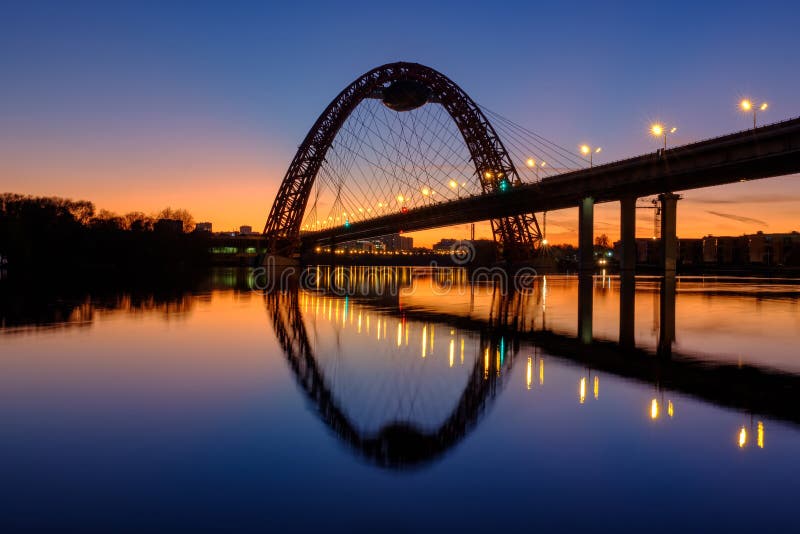 Mooi Landschap Met Zonsondergang En Zhivopisny-brug Bij Achtergrond ... Mooi Landschap Met Zonsondergang En Zhivopisny-brug Bij Achtergrond ...