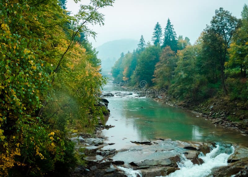 Mooi Landschap Van Rivier Met Waterval in De Herfstbos Stock Foto ...