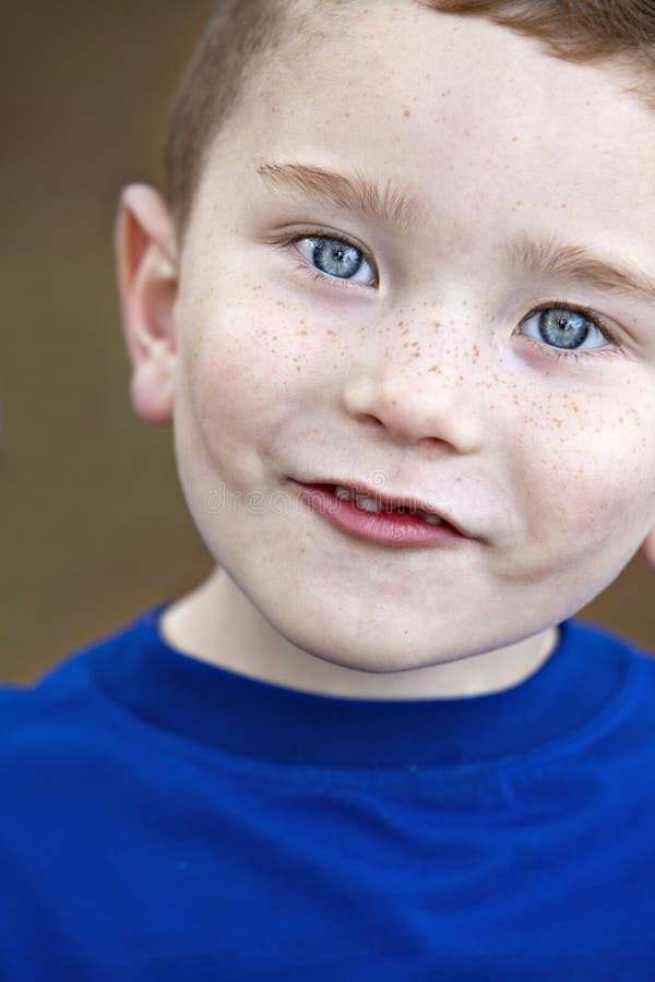 Mooi Mannelijk Kind Met Sproeten Stock Afbeelding - Image of hoofd ...