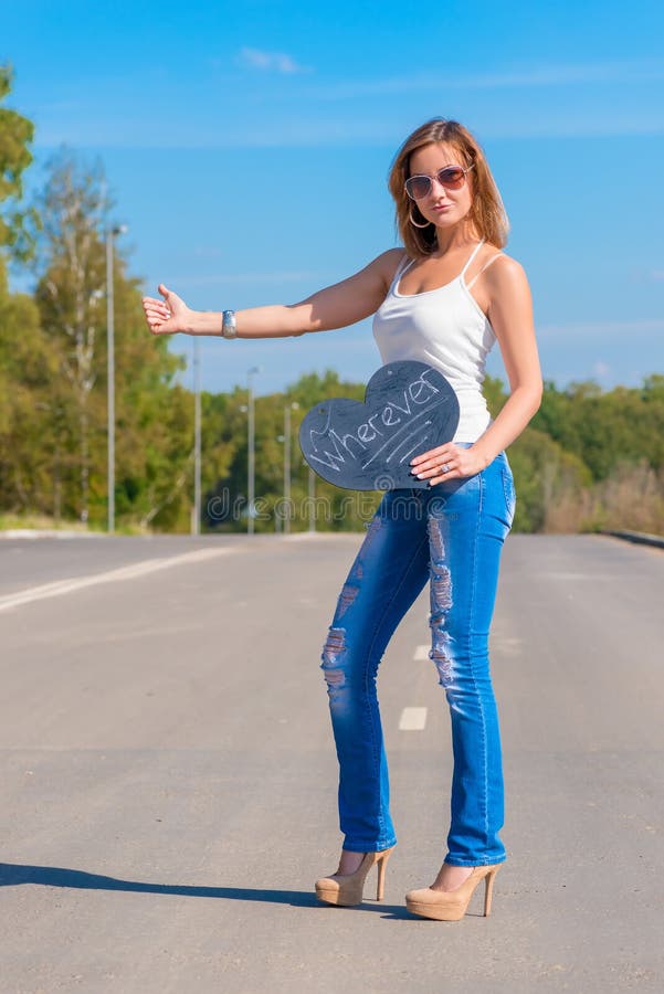Mooi Meisje Dat Op De Weg Lift Stock Afbeelding - Image of avontuur ...