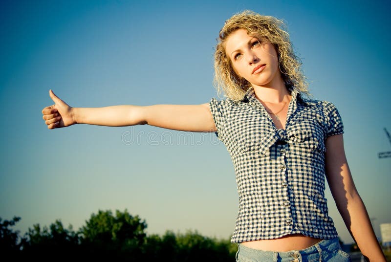 Mooi Meisje Dat Op De Weg Lift Stock Foto - Image of tablet, jong: 8980650