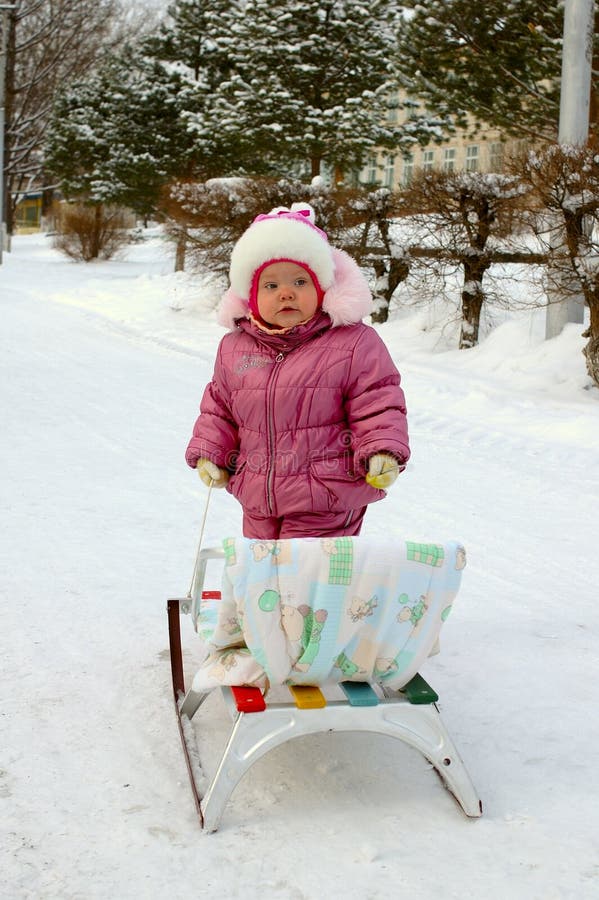 Mooi Meisje Dichtbij Slee (ar). Stock Foto - Image of meisje ...