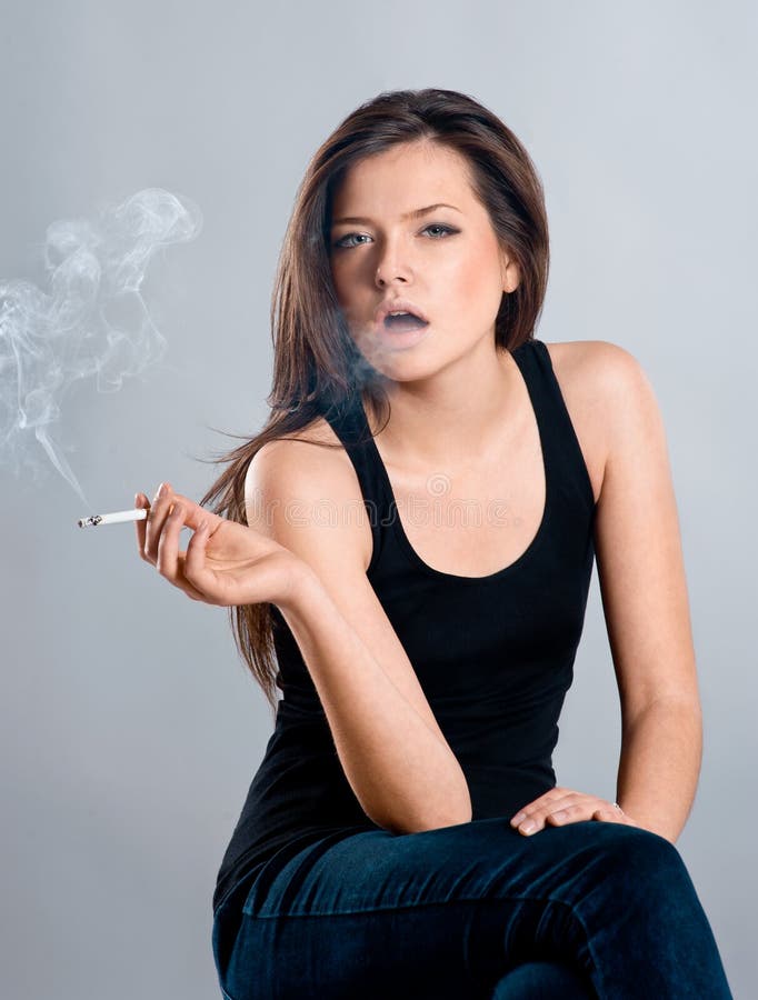 Mooi Meisje Die Een Sigaret Roken Stock Afbeelding - Image of elegant ...
