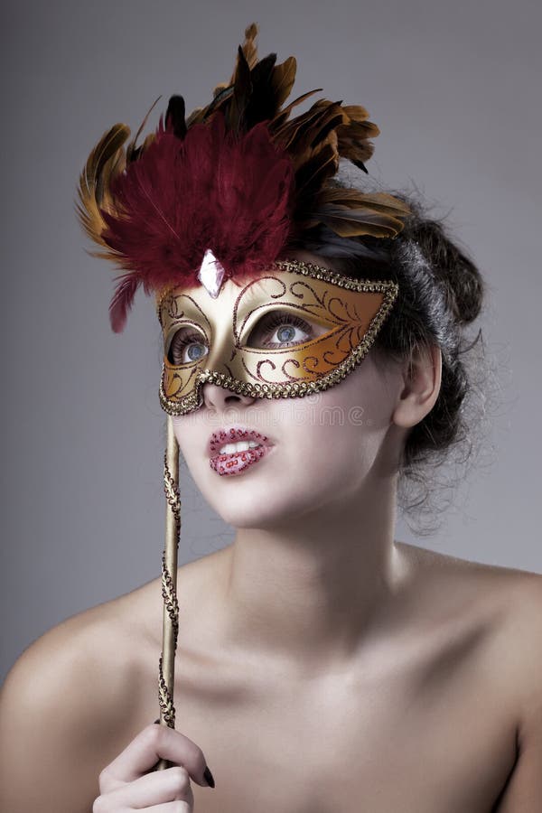 Mooi Meisje Met Een Carnaval Masker Stock Afbeelding - Image of ...