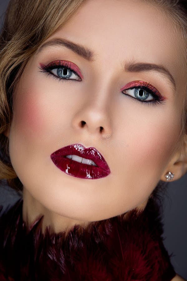 Mooi Meisje Met Rode Make-up Stock Afbeelding - Image of ...